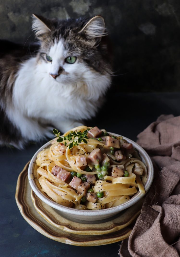 Creamy Ham and Pea Pasta (Pasta alla Papalina)